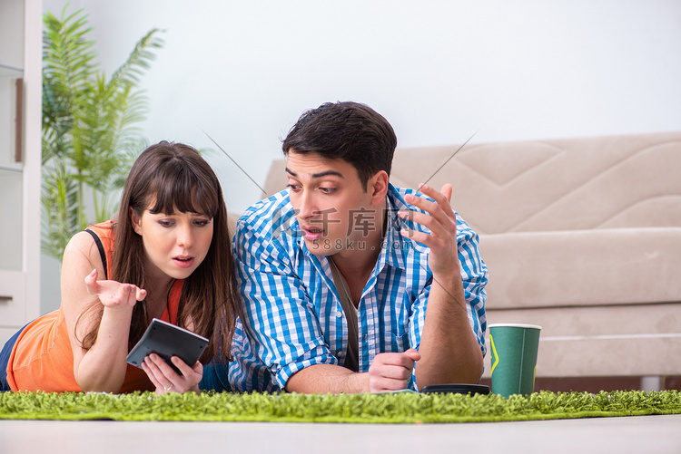 预算规划概念中的年轻家庭高清摄影大图-千库网