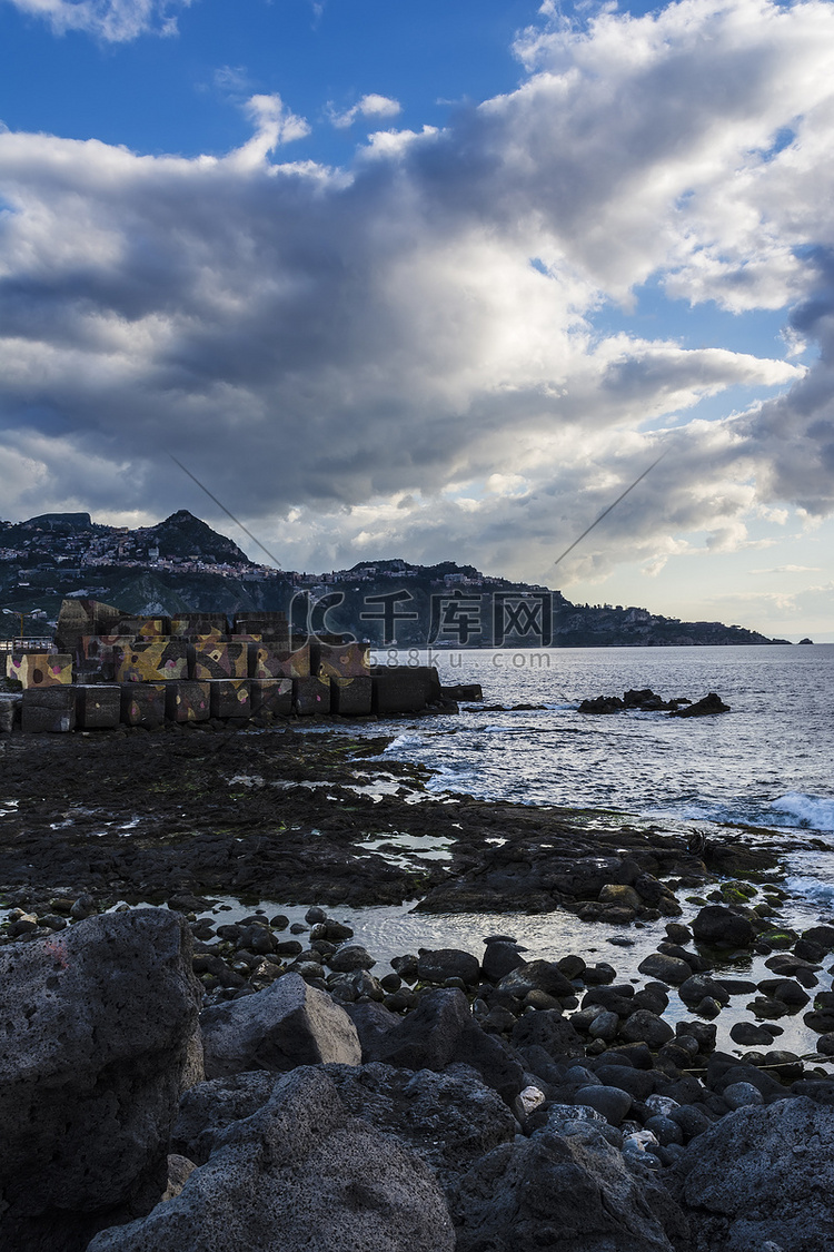 意大利西西里岛 Giardini-Naxos 海面上空的云彩高清摄影大图-千库网