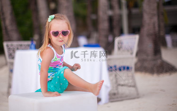 热带白色沙滩上可爱小女孩的画像高清摄影大图-千库网