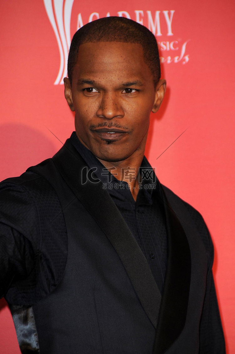 杰米·福克斯 (Jamie Foxx) 在第 44 届年度乡村音乐学院奖的新闻发布室。高清摄影大图-千库网