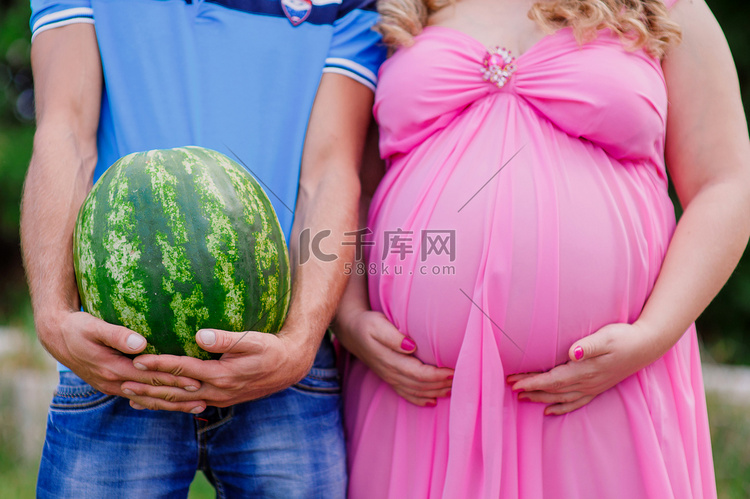 幸福的夫妻户外美丽的孕妇和她的丈夫高清摄影大图-千库网