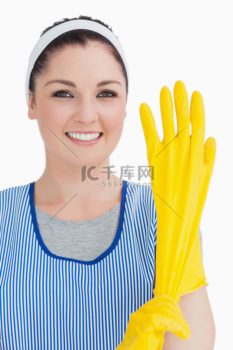 戴黄色手套的清洁女工高清摄影大图 千库网