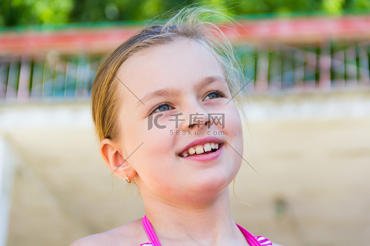 可爱的女孩高清摄影大图-千库网
