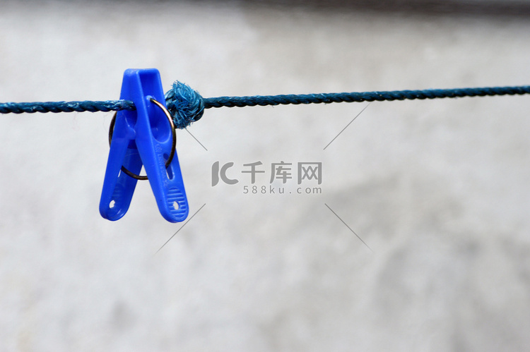 晾衣绳夹子高清摄影大图-千库网