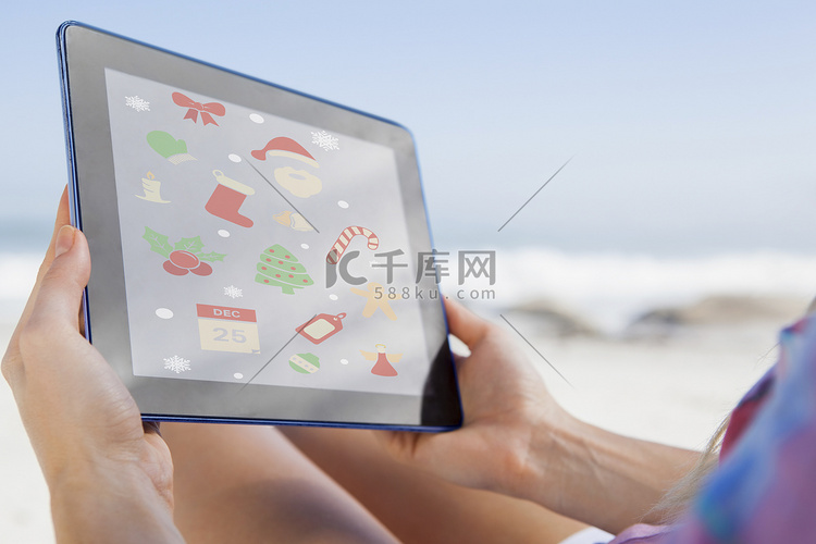 使用 tablet pc 的妇女坐在躺椅上的海滩合成图像高清摄影大图-千库网