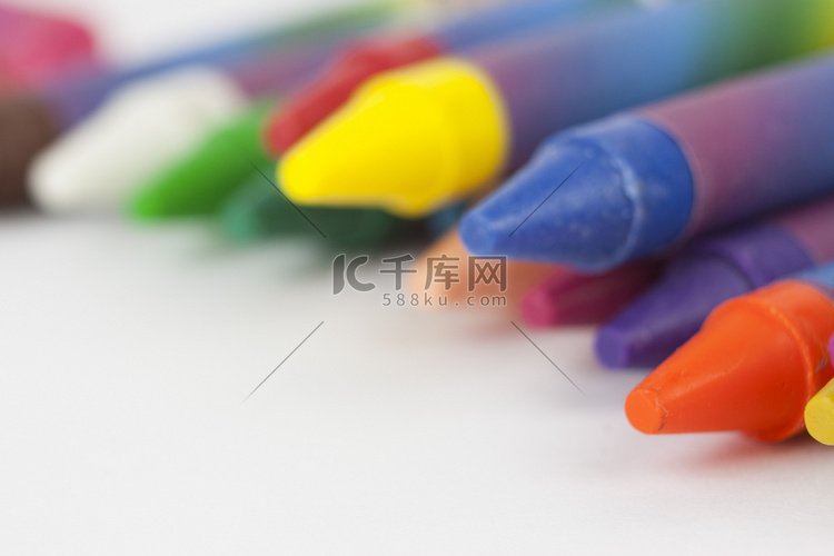 彩色蜡笔的特写高清摄影大图-千库网