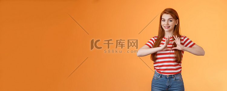 可爱可爱开朗的红发女友表达爱和珍惜关系，庆祝周年纪念展示心形标志，温柔地微笑，表白同情，站在橙色背景高清摄影大图 千库网