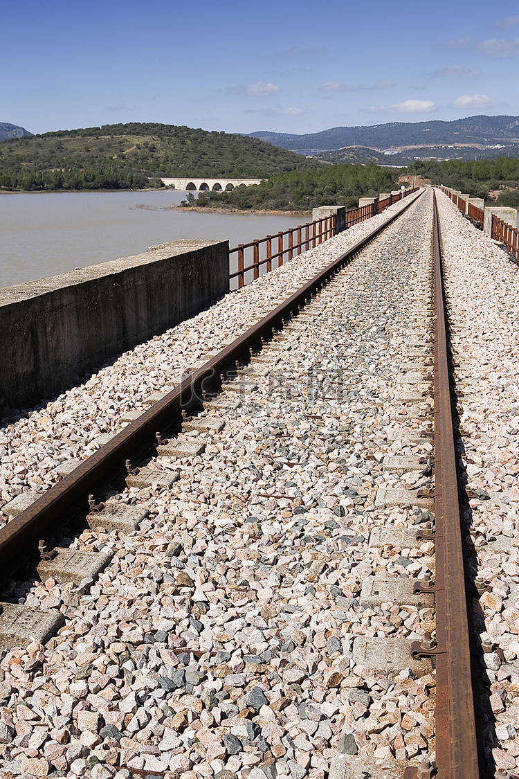Cordoba - Almorchon 铁路线，Los Puerros 桥，从 Las Navas 桥的景色，可以在西班牙科尔多瓦附近的 ...