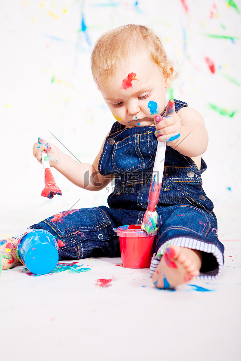 可爱的小婴儿绘画和飞溅的颜色高清摄影大图-千库网