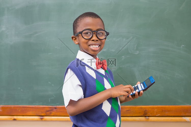 使用计算器的微笑的学生高清摄影大图-千库网