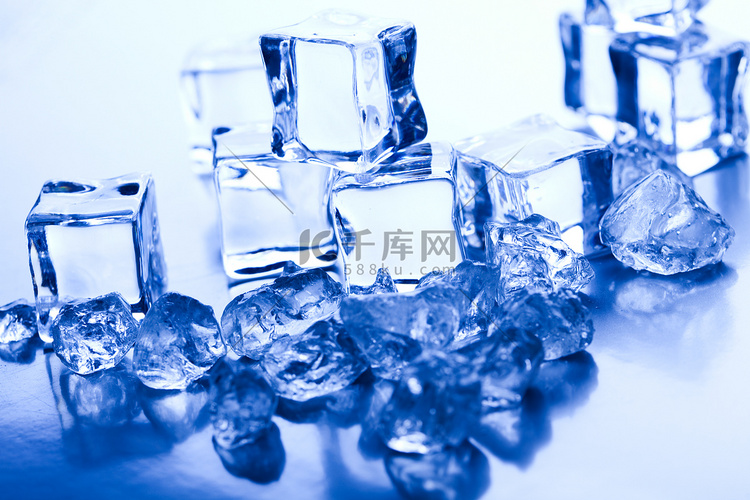 蓝色背景上的冰块高清摄影大图-千库网