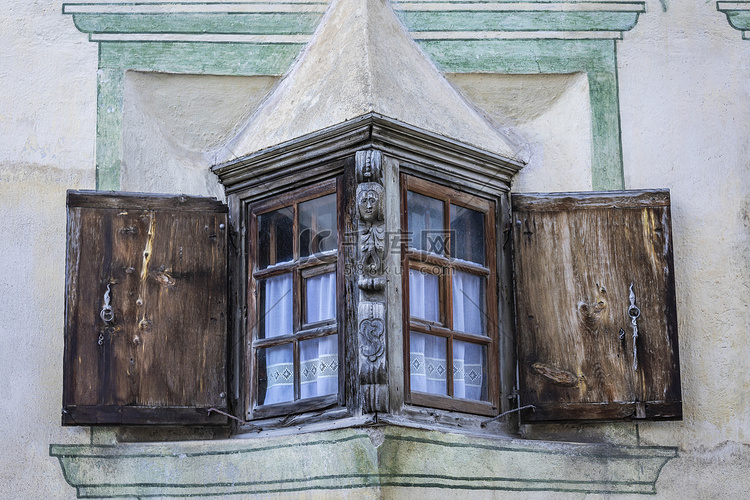 瑞士格劳宾登州 Engadine 带阳台的典型窗户高清摄影大图-千库网