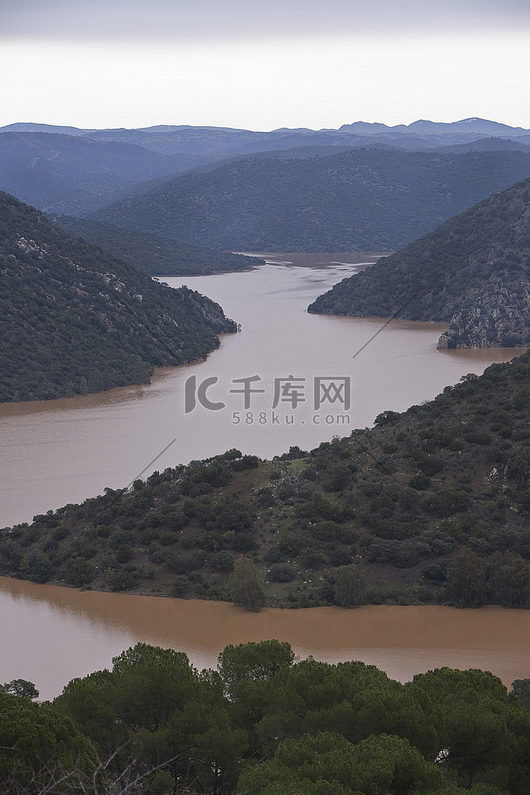 Andula 水库在 sierra morena 完全充满水，靠近西班牙 Jaen 省 Andujar 的 Jandula 大坝高清摄影大图-千库网