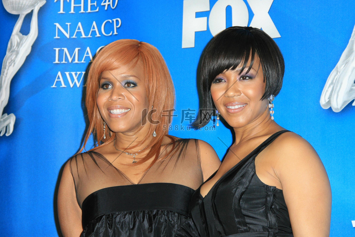 蒂娜·埃维特·阿特金斯 (Tina Evette Atkins) 和埃里卡·莫尼克·阿特金斯 (Erica Monique Atkins) 在 ...