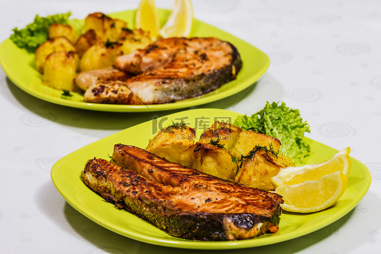 烤三文鱼配新鲜沙拉叶和柠檬高清摄影大图-千库网