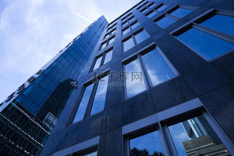 商务中心办公楼，明亮多彩的色调概念高清摄影大图-千库网