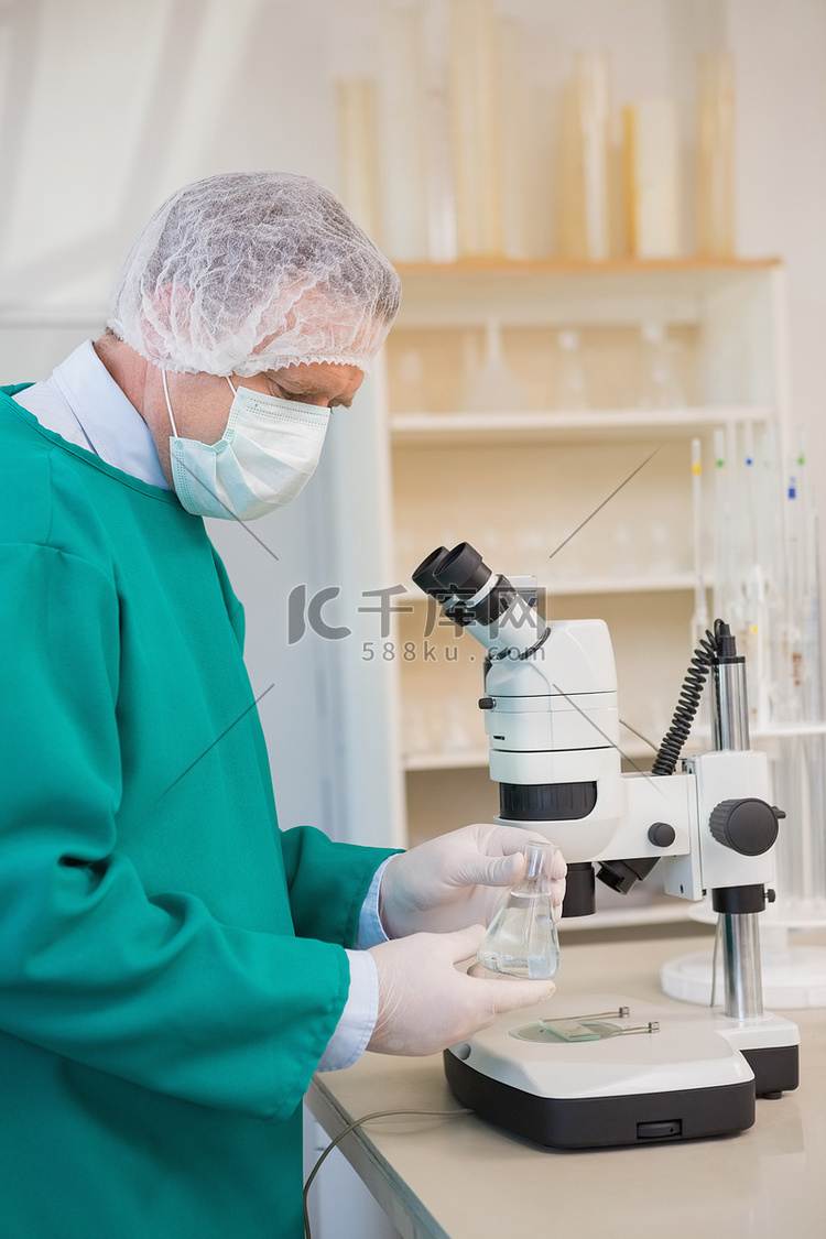 科学家检查沉淀物高清摄影大图-千库网