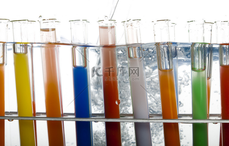 水中的实验室玻璃器皿，明亮的现代化学概念高清摄影大图-千库网
