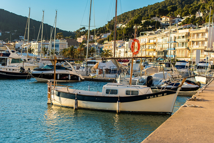 L ESTARTIT，西班牙赫罗纳：2020 年 2 月 06 日：Estartit 海港全景中的晴天。高清摄影大图-千库网