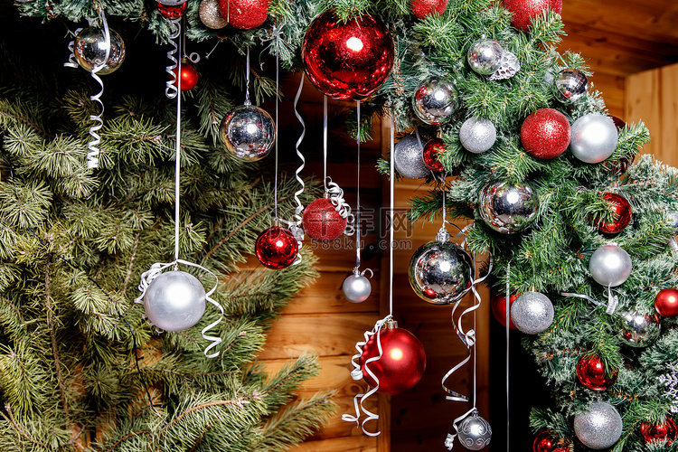 圣诞树上的装饰品。高清摄影大图-千库网
