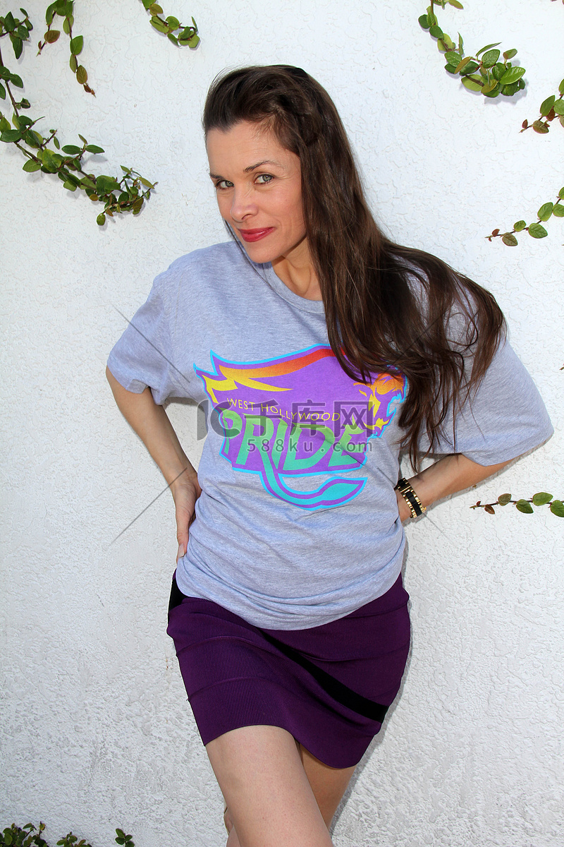 艾丽西娅·雅顿 (Alicia Arden) 身着洛杉矶橄榄球联盟 (LA Football League) 私人场地夏季开球套房，私人场地 ...