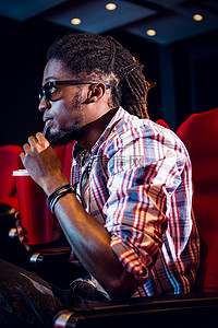 看 3d 电影和喝苏打水的年轻人高清摄影大图-千库网