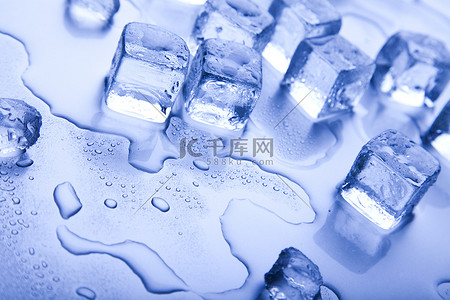 蓝色和发光的冰块，新鲜的背景高清摄影大图-千库网