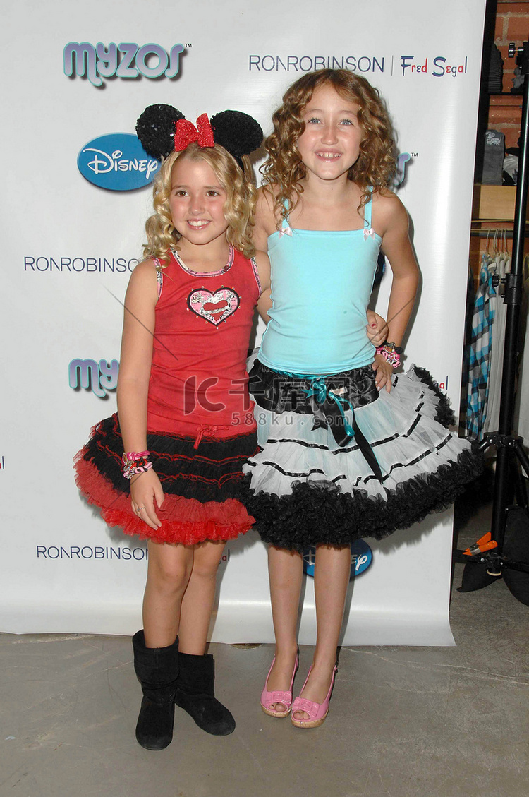 Emily Grace Reaves 和 Noah Cyrus 在 Myzos 发布会上。高清摄影大图-千库网