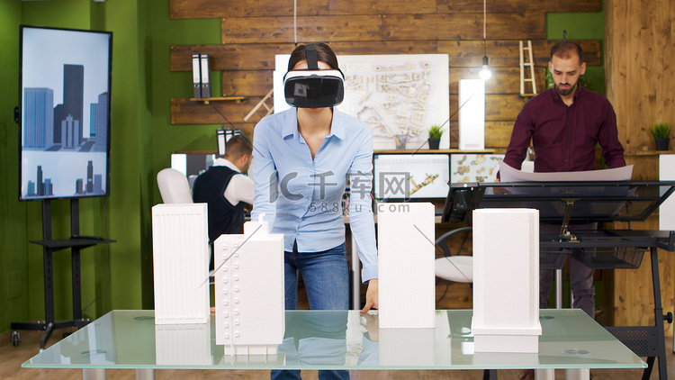 探索商业建筑虚拟现实项目的女建筑师高清摄影大图-千库网