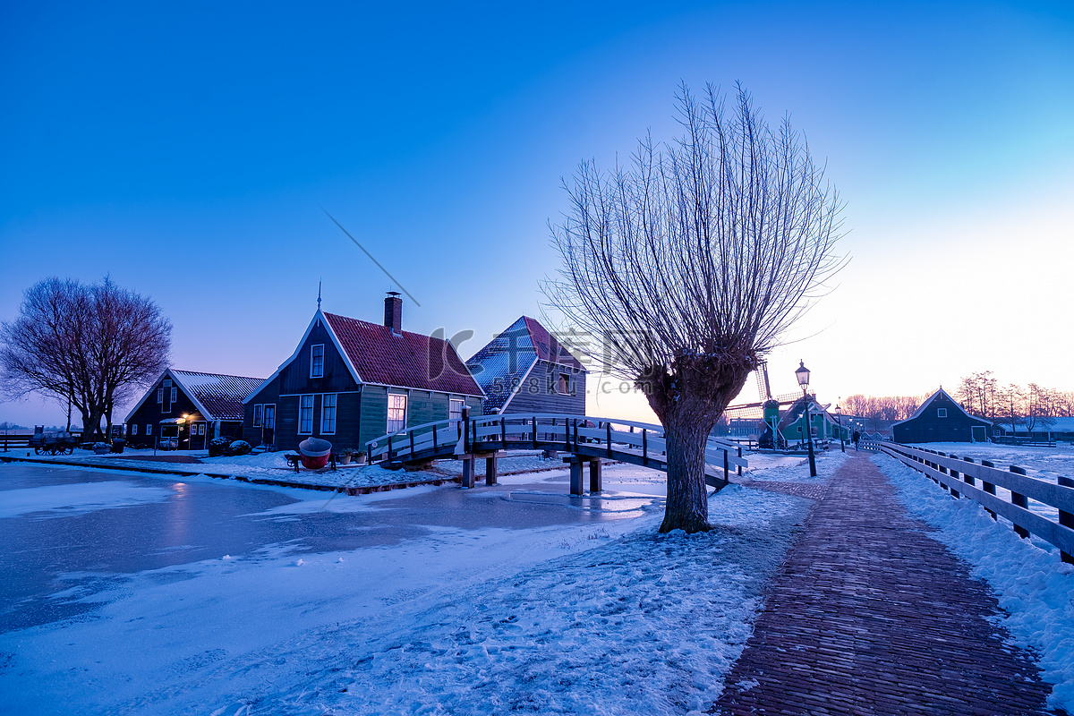 荷兰 Zaanse Schans 积雪覆盖的风车村，冬季 Zaanse Schans Holland 历史悠久的木制风车高清摄影大图-千库网