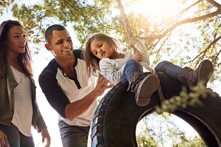 家庭的纽带是无价的。高清摄影大图-千库网