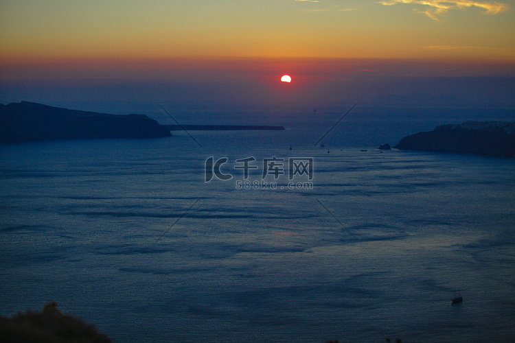 圣托里尼岛火山口上方著名的日落景观高清摄影大图-千库网