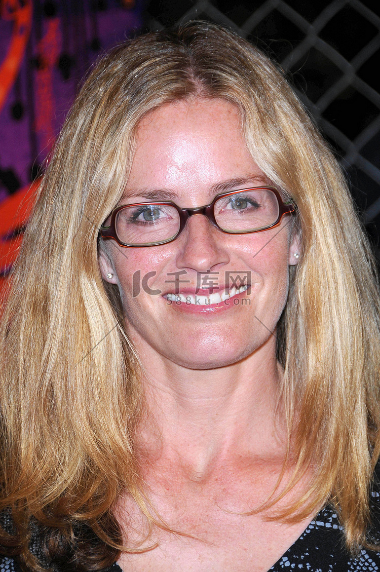 “Elisabeth Shue 出席太阳马戏团的‘Kooza’开幕晚会。圣莫尼卡码头，加利福尼亚州圣莫尼卡。10-16-09 ...