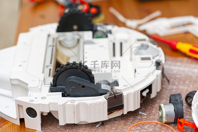 机器人真空吸尘器的维修。高清摄影大图-千库网