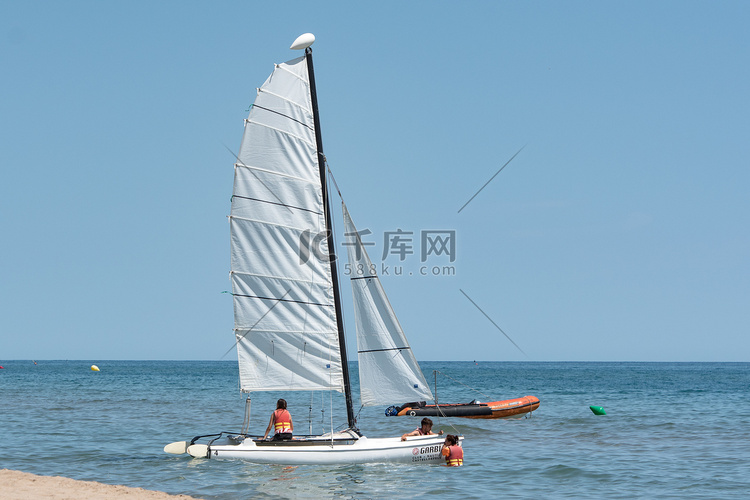 夏季之后，在巴塞罗那卡斯特尔德费尔斯海岸的船只高清摄影大图-千库网