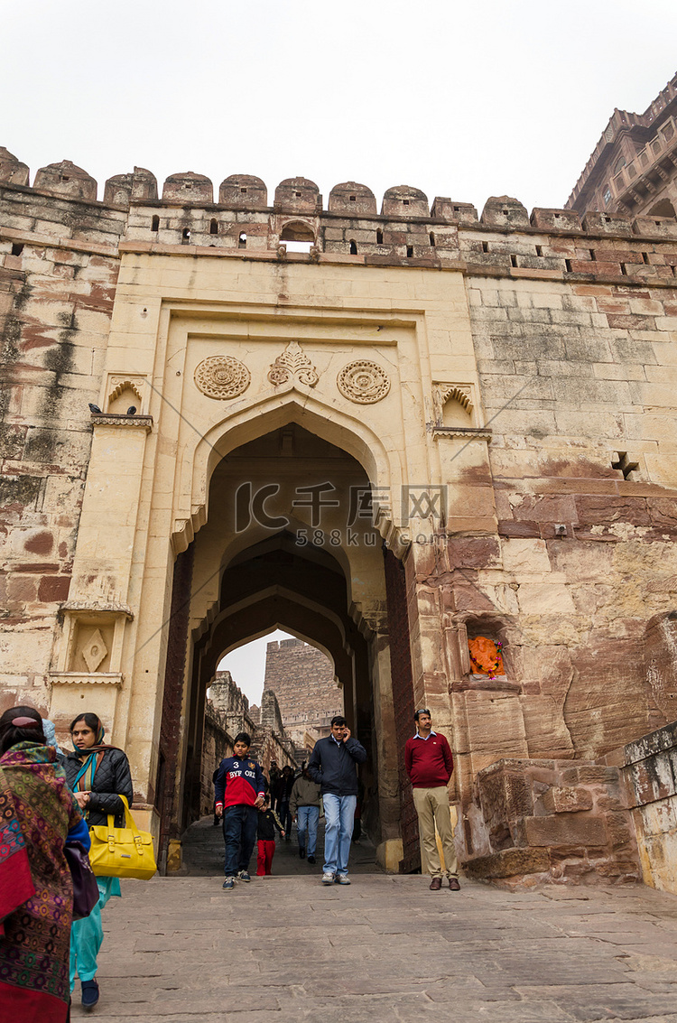 印度焦特布尔 — 2015 年 1 月 1 日：身份不明的人穿过 Mehrangarh 堡的大门高清摄影大图-千库网