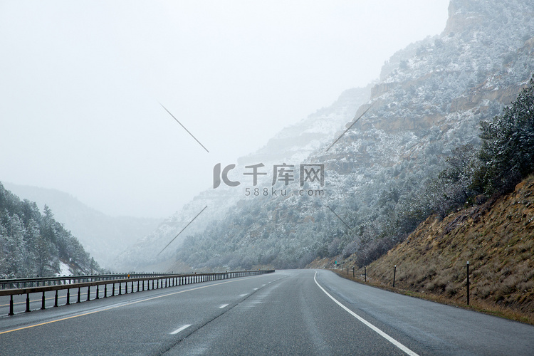 US snowing I 15 interstate interstate road snowed road in Nevada高清摄影大图-千库网