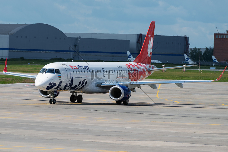 在国际机场的飞机高清摄影大图-千库网