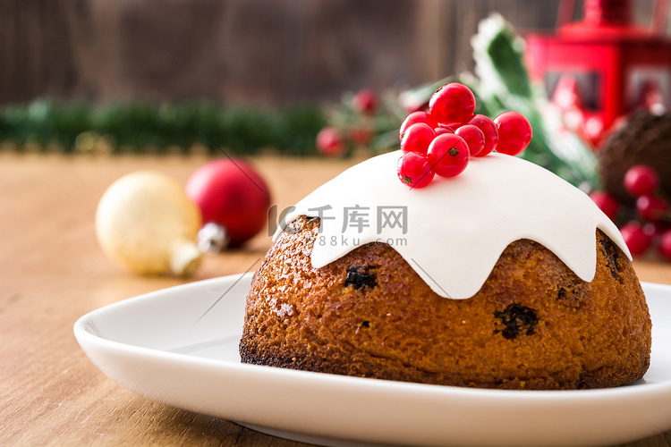 木桌上的圣诞布丁高清摄影大图-千库网