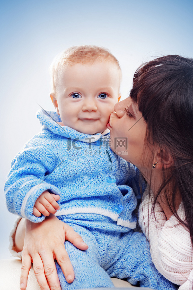 妈妈带着孩子高清摄影大图-千库网