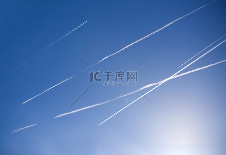 在蓝天的飞机与 Vapor Trail。高清摄影大图-千库网