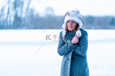 冬天结冰的湖面上的年轻冰冻女人。高清摄影大图-千库网