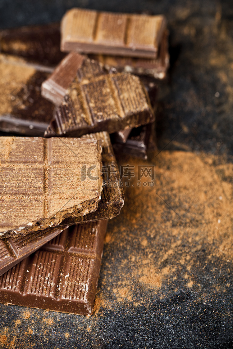 堆积在黑色背景上的碎巧克力。高清摄影大图-千库网