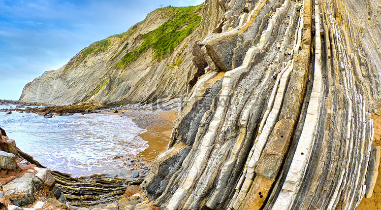 陡峭倾斜的 Flysch 层，西班牙巴斯克海岸联合国教科文组织世界地质公园高清摄影大图-千库网