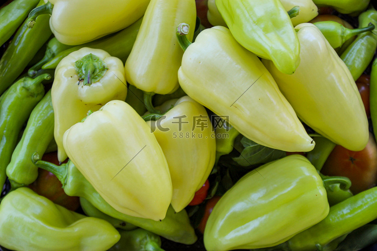 新鲜采摘的蔬菜。高清摄影大图-千库网