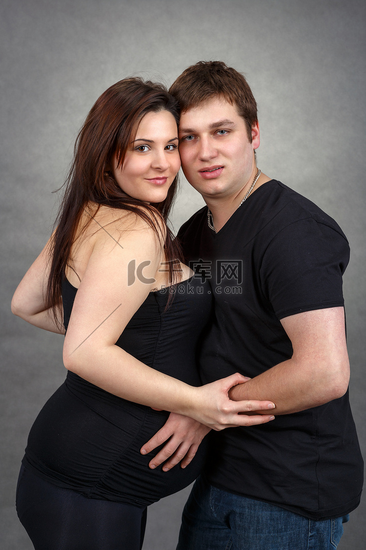 爱幸福的夫妻，孕妇和她的丈夫高清摄影大图-千库网