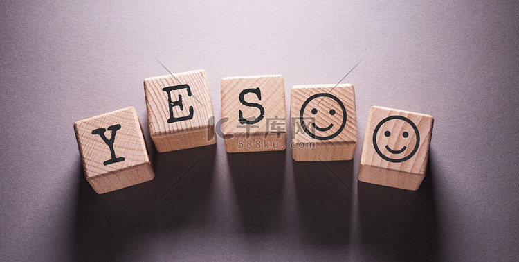 YES Word 与木制立方体高清摄影大图-千库网