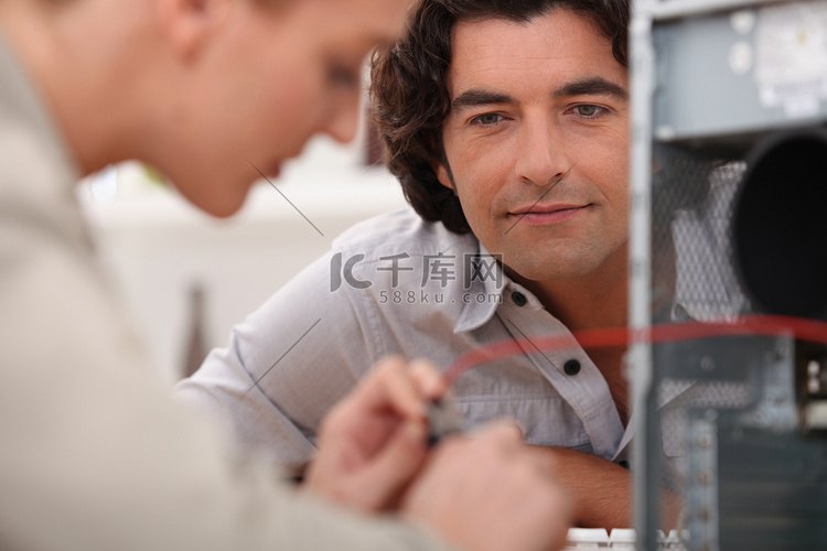 修理电脑的女人高清摄影大图-千库网