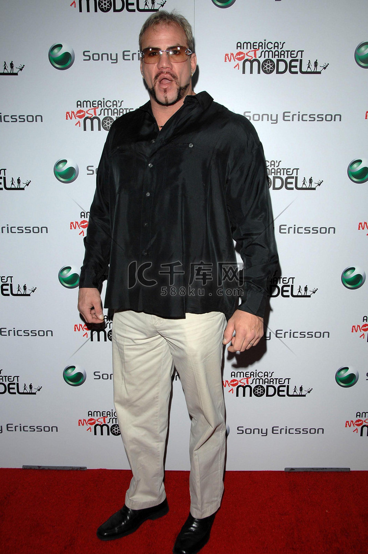 汤米·莫里森 (Tommy Morrison) 在由“美国最聪明的模特”主持的新索尼爱立信 Z750 手机发布会上。高清摄影大图-千库网