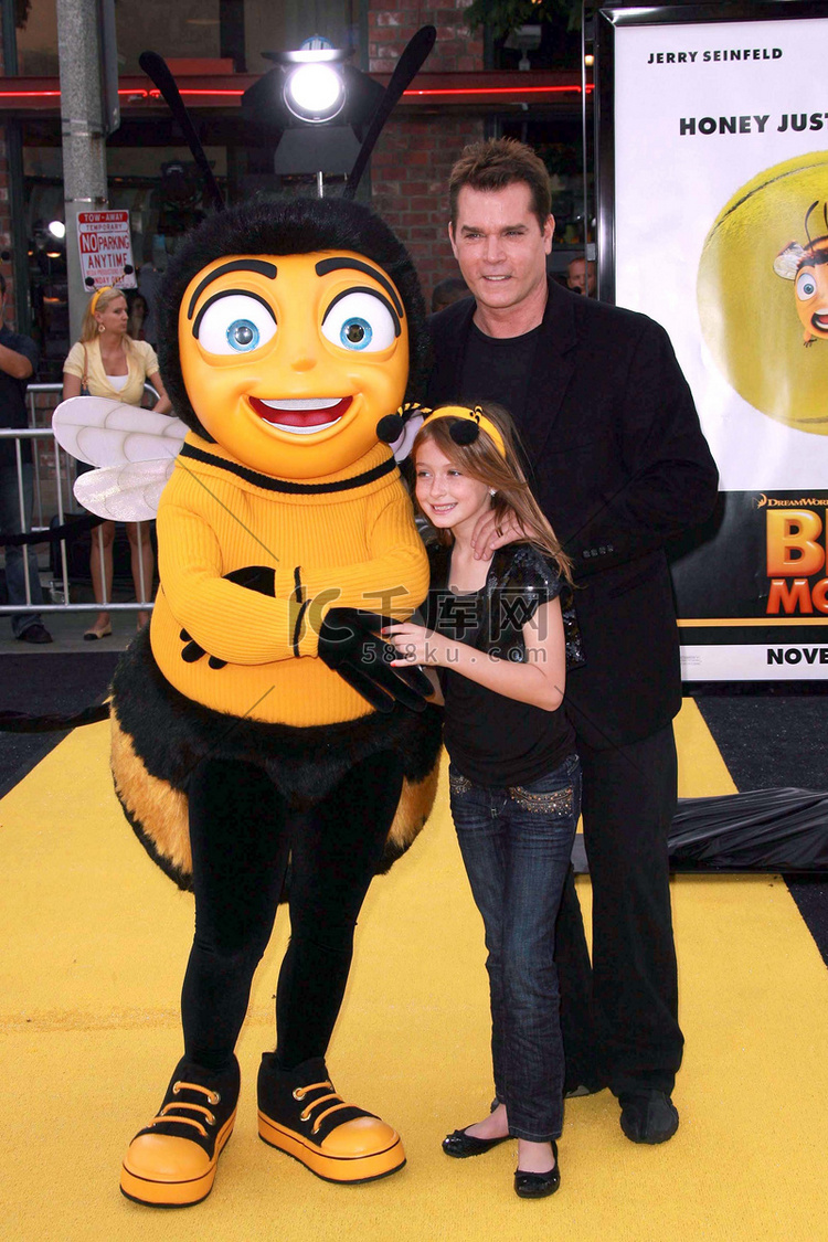 雷·利奥塔 (Ray Liotta) 和女儿卡森 (Karsen) 在“蜜蜂电影”的洛杉矶首映式上。高清摄影大图-千库网